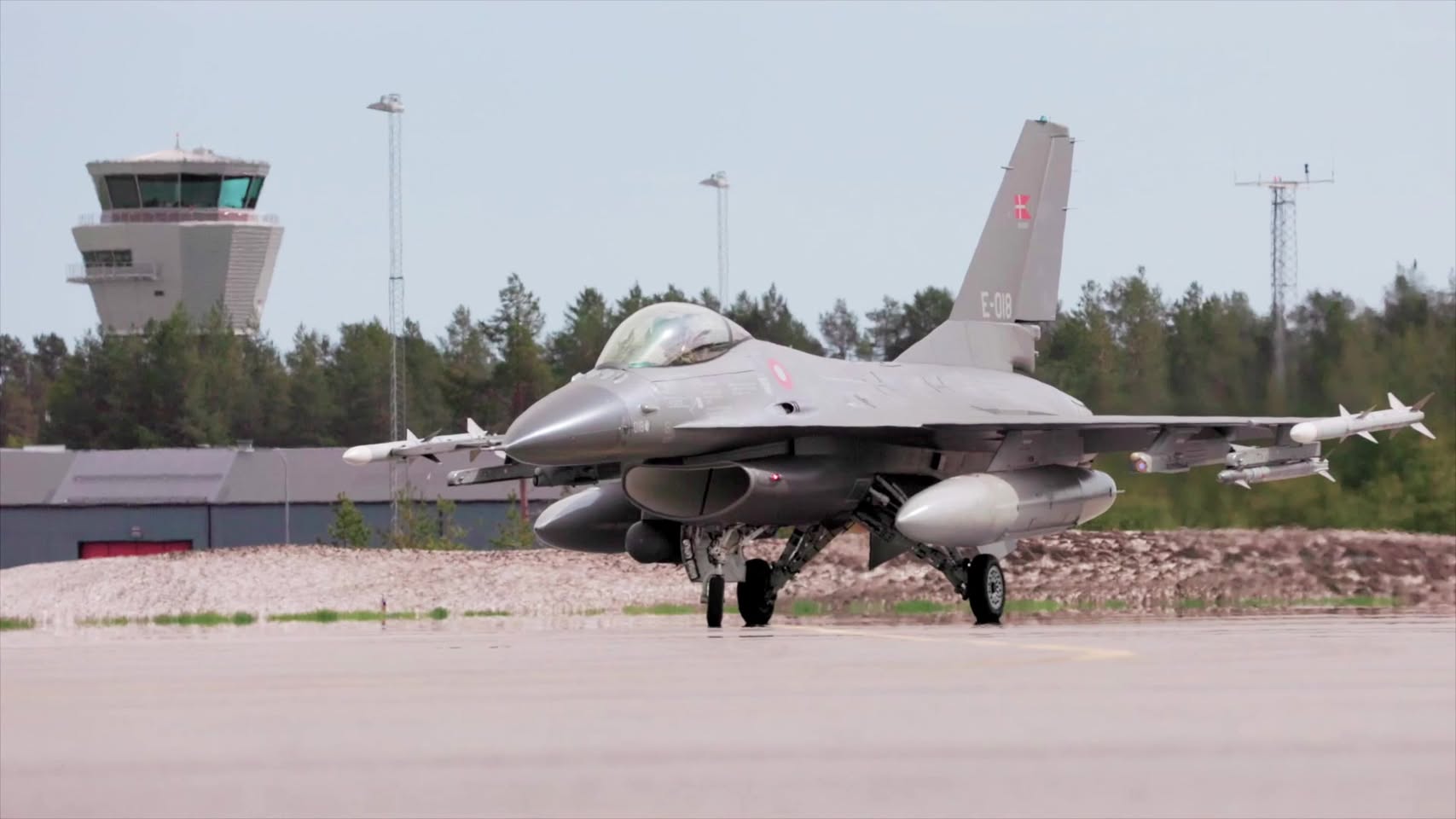 Kampfly i luften over Lyngby - Virum Sorgenfri Avis